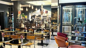 Café da manhã continental todos os dias (EUR 10.00 por pessoa)