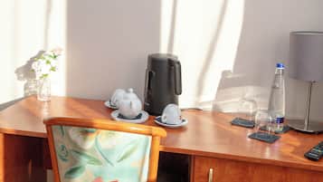 Quarto casal | Escrivaninha, espaço de trabalho para notebook, cortinas blackout