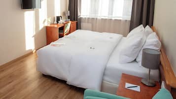 Quarto casal | Escrivaninha, espaço de trabalho para notebook, cortinas blackout