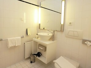Suite-Estúdio Júnior, 1 cama queen-size e sofá-cama | Casa de banho | Um secador de cabelo, chinelos, toalhas fornecidas, sabão 
