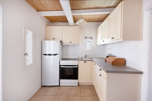 Villa 10 with Private Pool | 36m2 | Cozinha privada | Um frigorífico, um forno, uma placa de cozinha, utensílios de cozinha