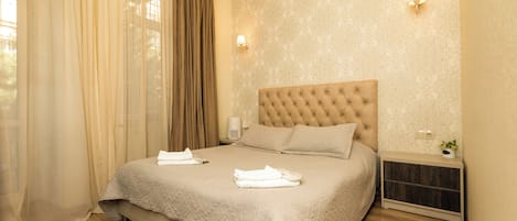 Quarto casal básico, 1 cama King, sacada | Roupas de cama premium, camas com colchões pillow-top