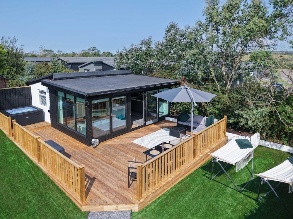 Cedars Lodge - Hot Tub - Penally - Tenby - Tenby