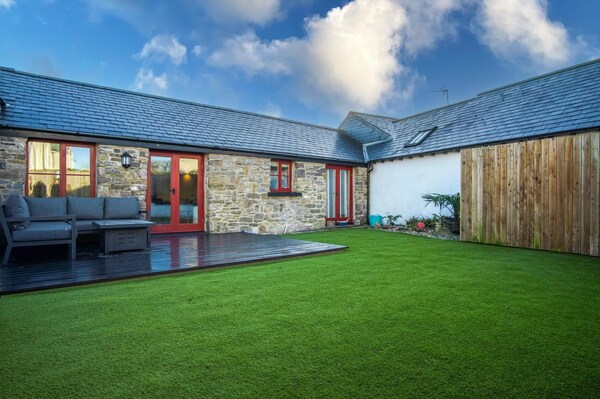 The Old Stables - 3 Bedroom Cottage - Angle - Pembrokeshire