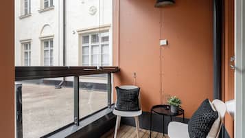 Apartamento superior, sacada, vista para o pátio | Sacada