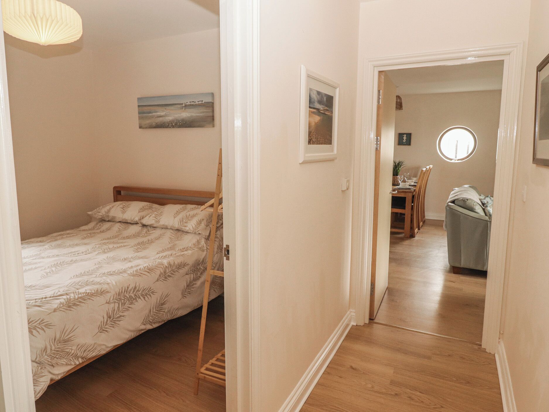 2 quartos, com decoração personalizada, com mobília individualizada 