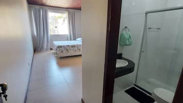 Vila | Banheiro | Chuveiro, toalhas de banho, sabonete