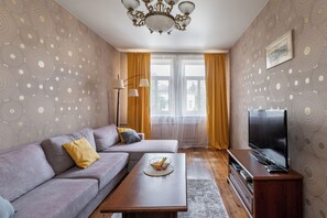 Apartamento Comfort, Vista para a cidade | Sala de estar | Televisor de 40 polegadas com canais via satélite