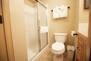 Quarto, várias camas | Casa de banho