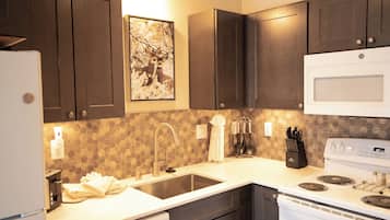 Apartamento em Condomínio Fechado, 1 cama king-size e sofá-cama | Cozinha privada