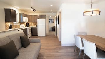 Apartamento em Condomínio Fechado, várias camas | Sala