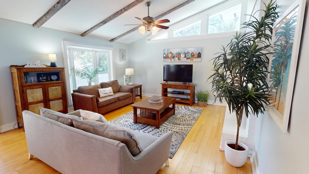 Peach On The Beach By Tybee Vacation Rentals - Tybee Island, GA