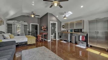 Cabine, 1 cama king-size e sofá-cama, pátio (1605 Lone Man Del) | 1 quarto, com decoração personalizada, com mobília individualizada