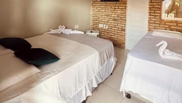 Quarto Triplo Comfort, não fumadores, vista para a piscina | Cortinas/cortinados opacos, ferro/tábua de engomar, Wi-fi grátis