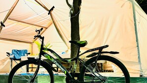 Uma bicicleta estacionada em frente a uma tenda.