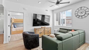 Apartamento em Condomínio Fechado, várias camas, cozinha (Easy Escape) | Sala de estar | Televisor de ecrã plano de 42 polegadas com canais digitais