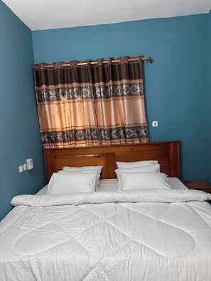 Quarto luxo, 2 camas de casal | Escrivaninha, ferros/tábuas de passar roupa, Wi-Fi de cortesia