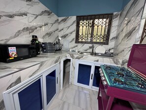 Minifrigorífico, um micro-ondas, uma placa de cozinha