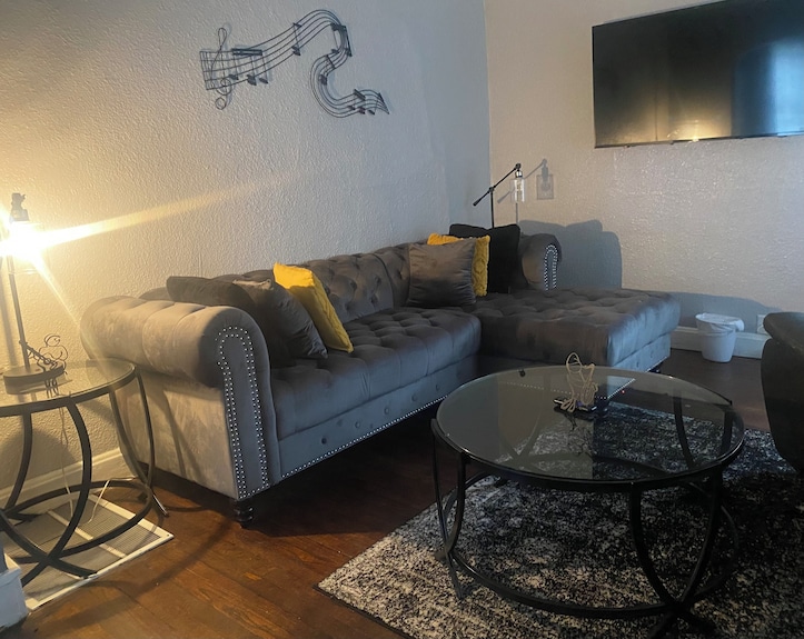 Jazzy Charmer/ Close To Everything Kc/business Travel Space/ World Cup - Kansas City