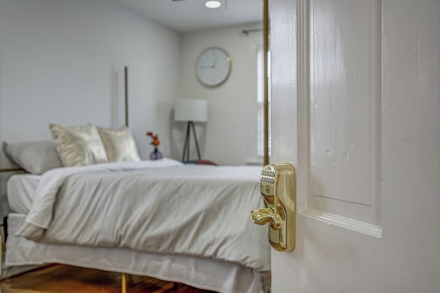 Lavender Hill! The Perfect Spot To Rest & Rejuvenate Or Meet With Colleagues! - Richmond, VA