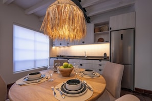 Apartamento Superior, 2 quartos, cozinha | Cozinha privada | Um frigorífico, um micro-ondas, utensílios de cozinha 