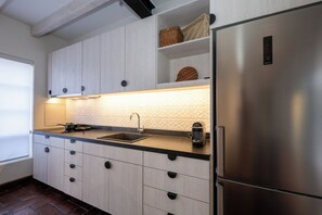 Apartamento Superior, 2 quartos, cozinha | Cozinha privada | Um frigorífico, um micro-ondas, utensílios de cozinha 