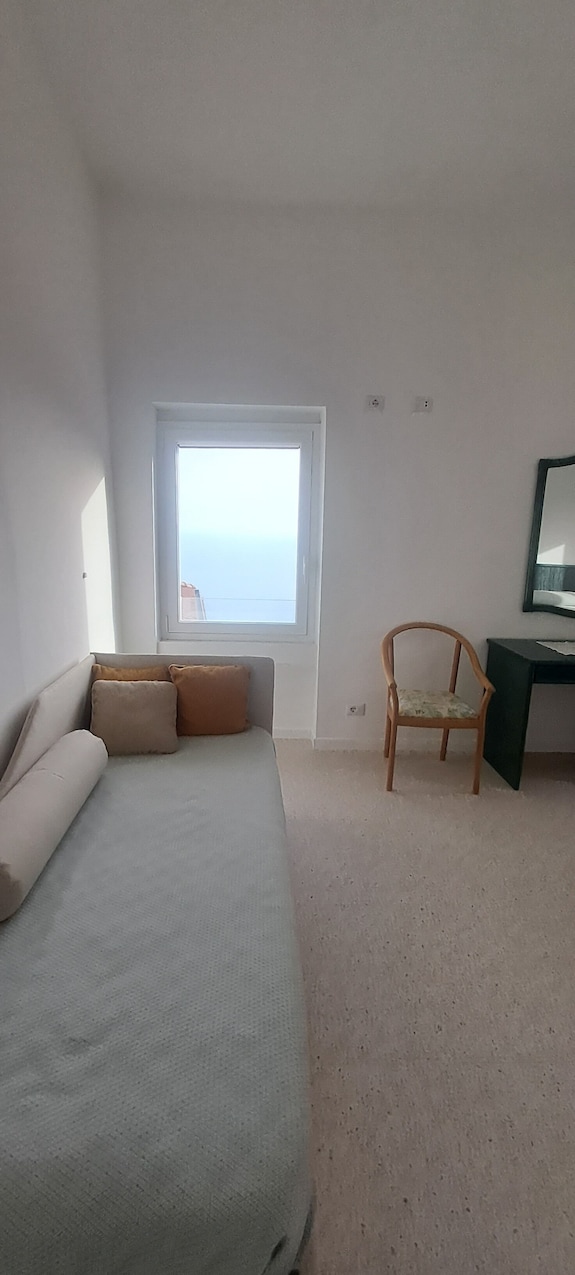 Ancient Atmospheres And Modern Comfort, Between Rock And Sea - Furore