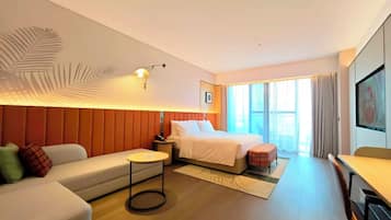 Quarto, 1 cama king-size, acessível | Cofre com capacidade para portátil, cortinas/cortinados opacos