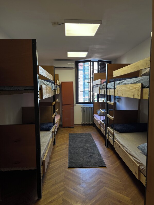 Quarto básico, vista para o pátio | Quartos à prova de som, ferros/tábuas de passar roupa, Wi-Fi de cortesia