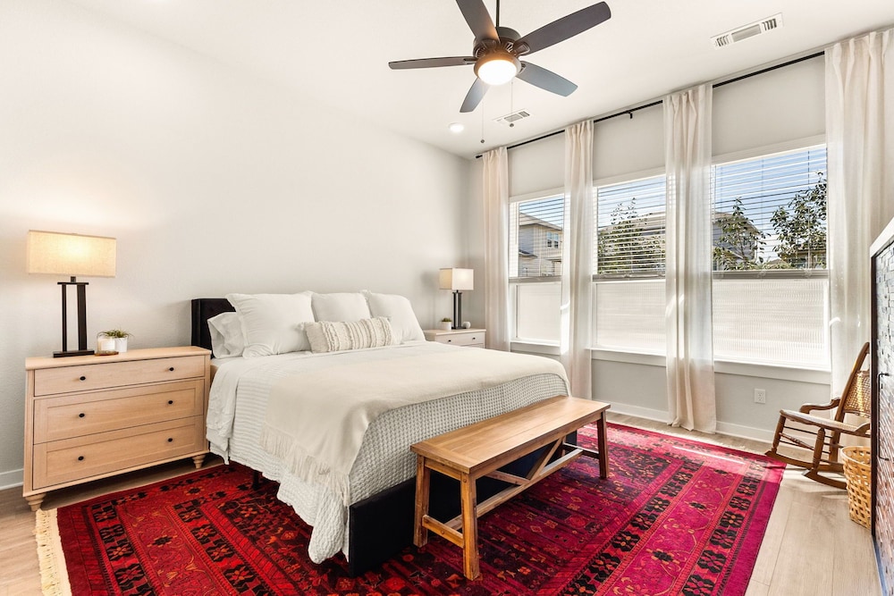 Spacious Family 5BR Getaway, Sleeps 10, Smart TVs & Open Living room ...