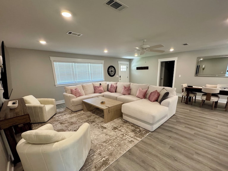 Newly Renovated Spacious 3 Br/2 Bath Home 2.6 Miles From Davis Wade Or The Dude. - Starkville, MS