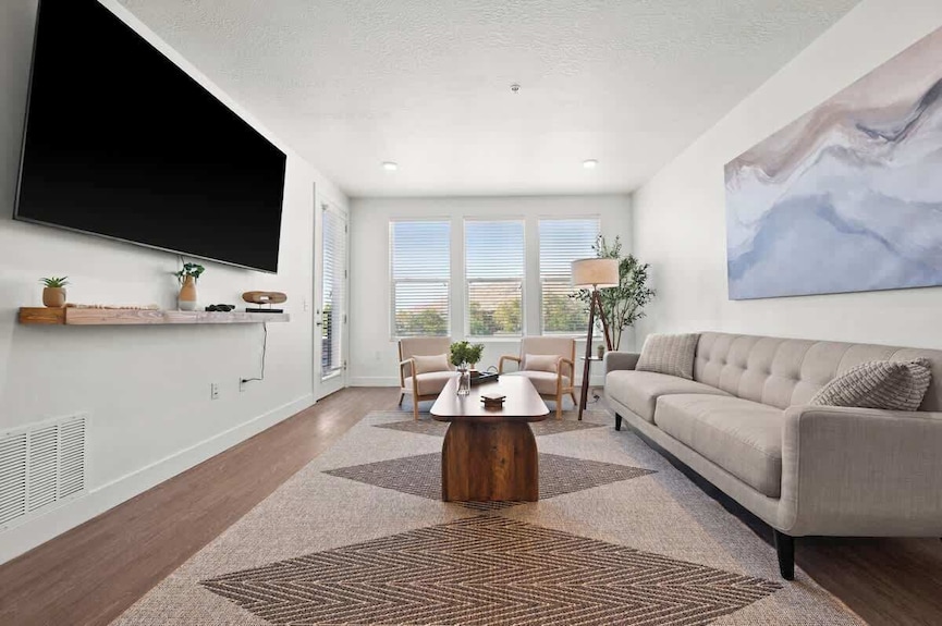 Modern Downtown 2br 2ba Near Delta Center With Fire Pit, Bbq, And City Views - Salt Lake City Airport (SLC)