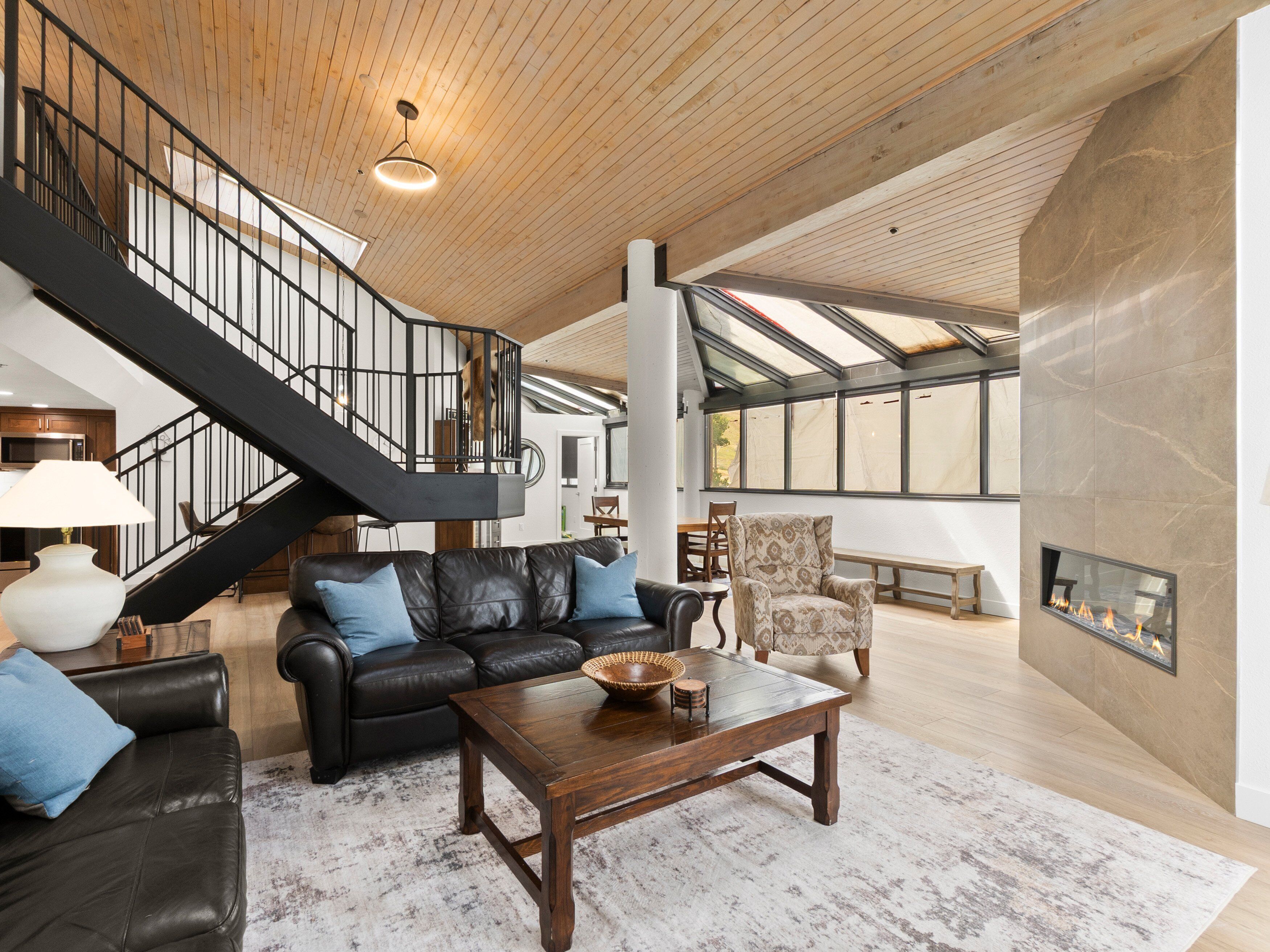 Silver King 420 | 150 Yards To Lifts | Fireplace | Kitchen | Top Floor | Mtn View | Pool & Hot Tub - Park City, UT