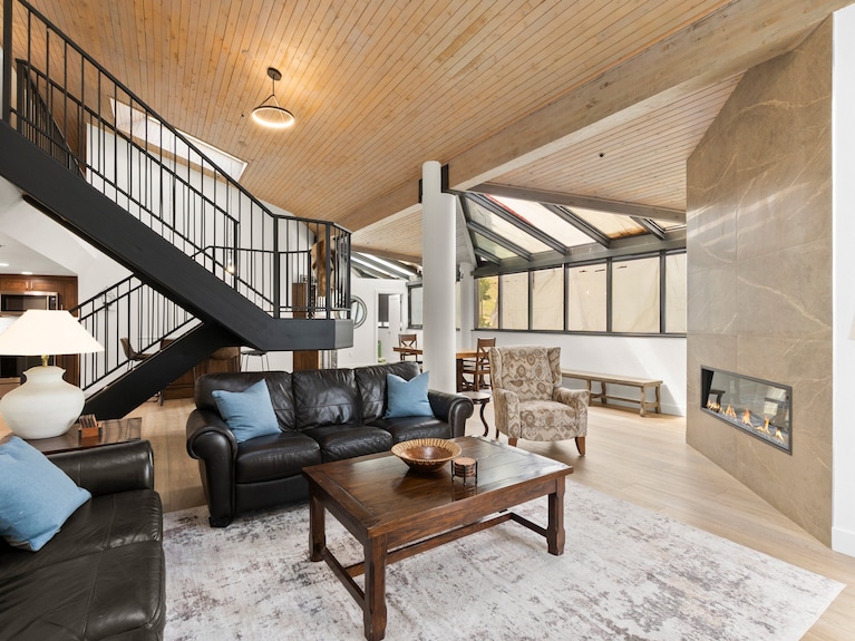Silver King 420 | 150 Yards To Lifts | Fireplace | Kitchen | Top Floor | Mtn View | Pool & Hot Tub - Park City, UT