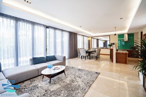 Villa Deluxe, varanda, vista para o lago | Sala de estar | TV de ecrã plano, leitor de DVD, impressoras 