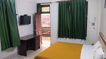 Quarto casal luxo, sacada, vista para o jardim | Camas com colchões de espuma com sistema de memória, escrivaninha