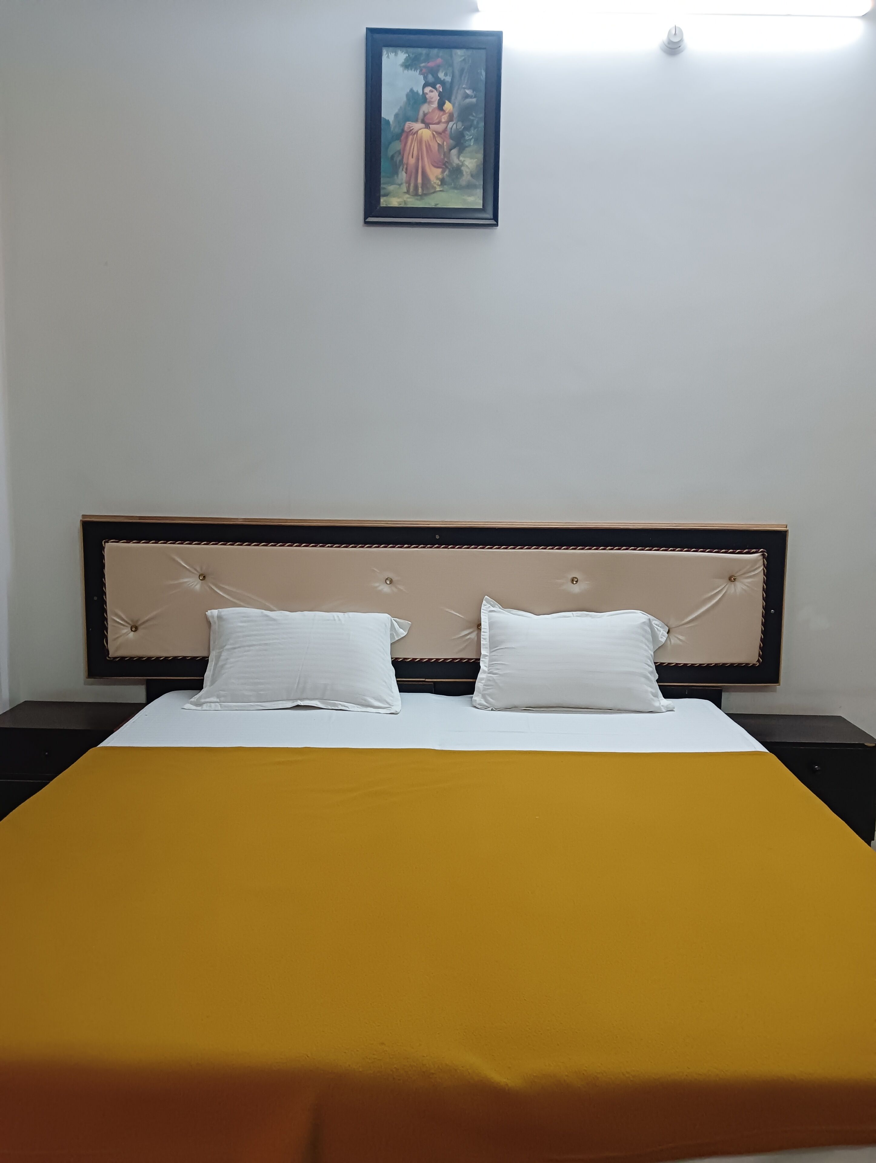 Quarto casal standard, varanda | Camas com colchões de espuma com sistema de memória, escrivaninha