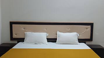 Quarto Duplo Standard, pátio | Camas de colchão viscoelástico, secretária