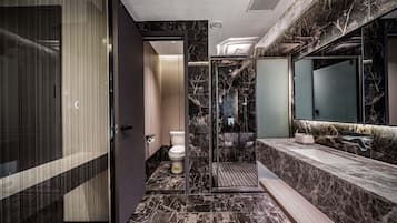 Quarto Twin Familiar, Vista para a cidade | Casa de banho | Um polibã, artigos de higiene pessoal grátis, um secador de cabelo