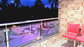 Quarto Superior, varanda | Secretária, secretária adequada para computadores portáteis
