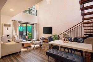 Villa de Luxo, piscina privativa | Sala de estar | Smart TV de 50 polegadas com canais digitais, Netflix