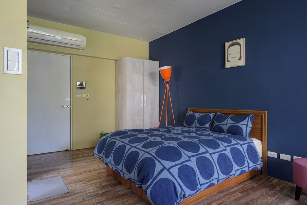 Nanjing East 291 -Stylish 4F Large Studio, Taipei, Elevator, Walk to MRT - Taipei | Vrbo