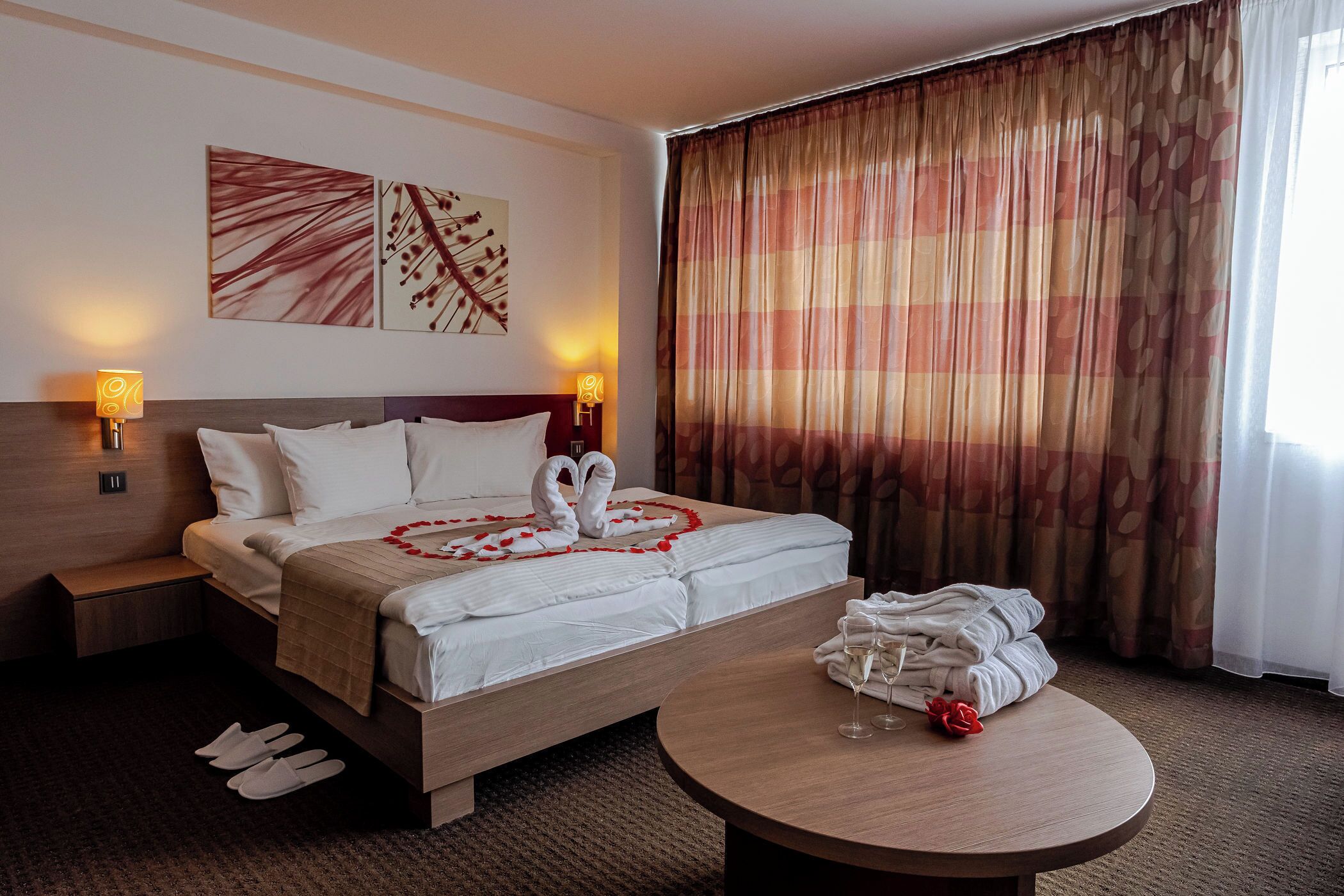 Quarto casal luxo | Cofres nos quartos, escrivaninha, espaço de trabalho para notebook