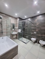 Suíte superior, sacada, vista para a cidade | Banheiro | Chuveiro, produtos de toalete grátis, secador de cabelo, chinelos