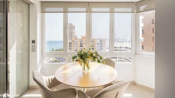 Apartamento superluxo, vários quartos, geladeira e micro-ondas (Luxury beachfront suite Fuengirola) | Opções para refeição
