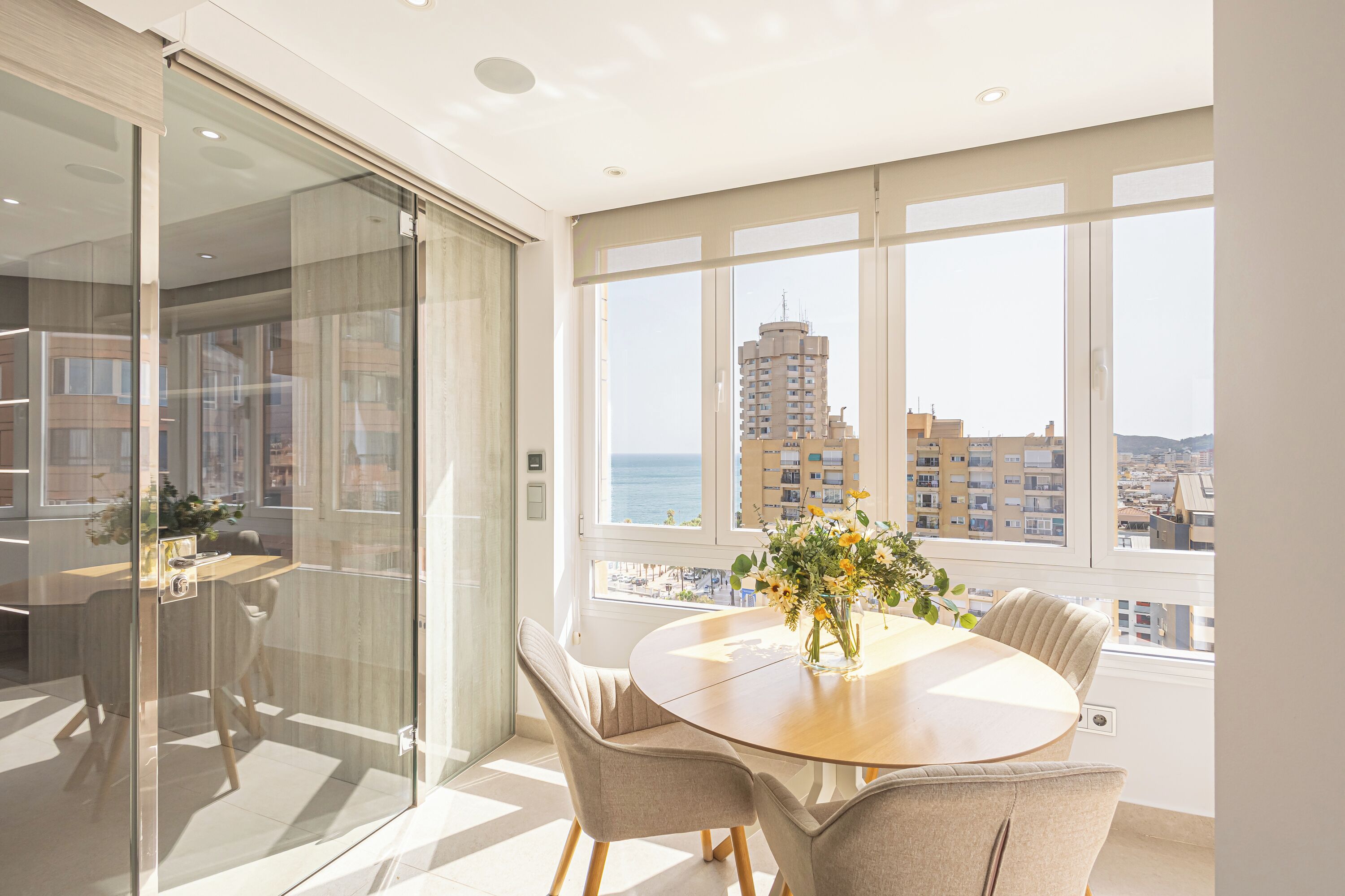 Apartamento superluxo, vários quartos, geladeira e micro-ondas (Luxury beachfront suite Fuengirola) | Opções para refeição