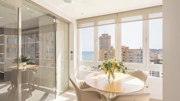 Apartamento superluxo, vários quartos, geladeira e micro-ondas (Luxury beachfront suite Fuengirola) | Opções para refeição