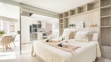 Apartamento superluxo, vários quartos, geladeira e micro-ondas (Luxury beachfront suite Fuengirola) | 1 quarto, ferros/tábuas de passar roupa, Wi-Fi de cortesia