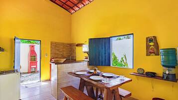 Casa básica, 2 quartos, cozinha, vista para o jardim | Sala de jantar