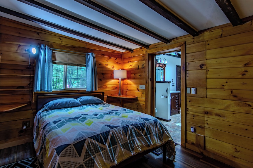 Quiet Lake Retreat Walk To The Lake With Fireplace, Pets Welcome - New Hampshire